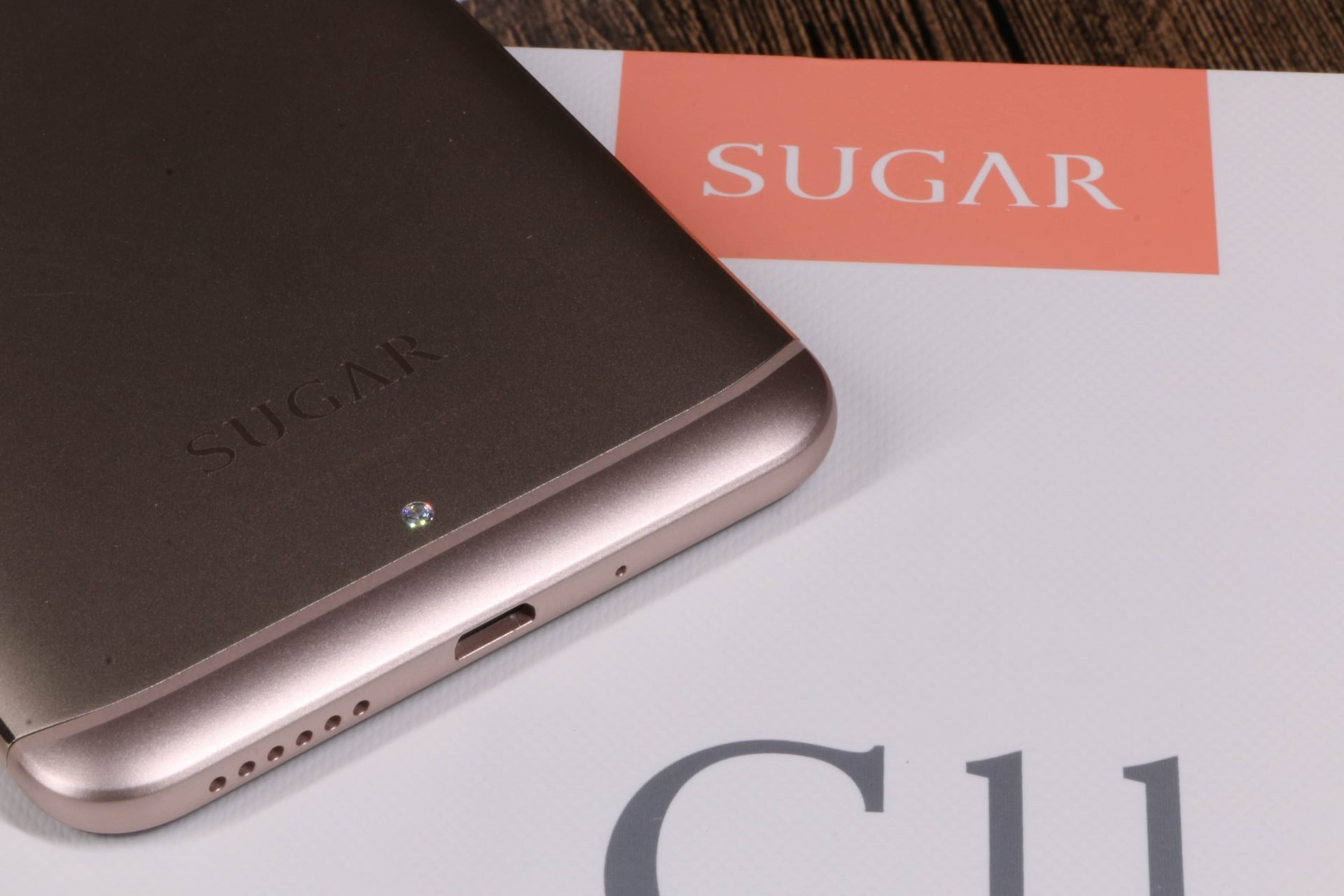 6,400 萬相機像素 法國品牌 Sugar C11 手機平價玩全螢幕 - 流動日報