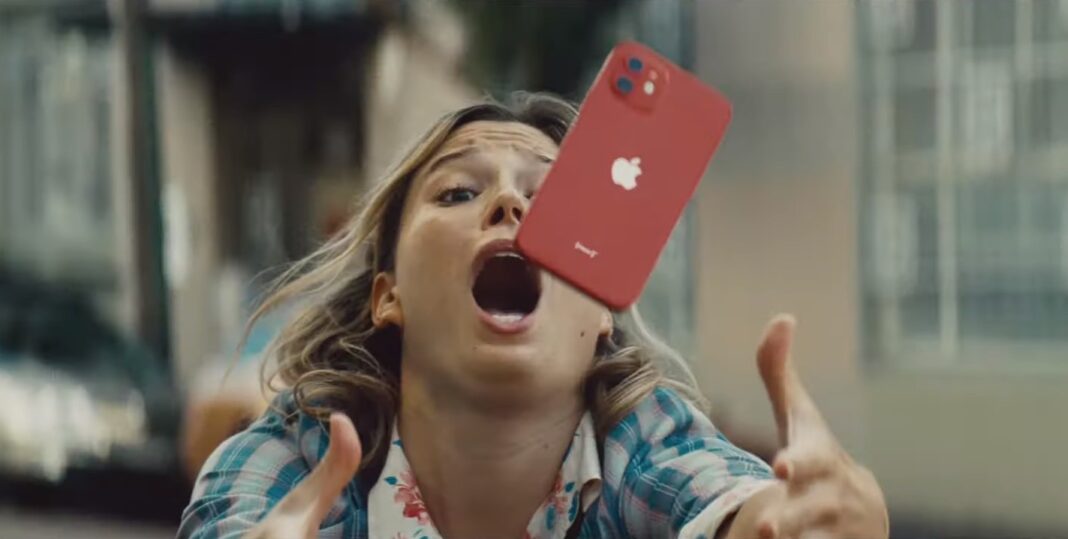 蘋果廣告展示 iPhone 12 螢幕就是堅固 網友表示：全是運氣 - 流動日報