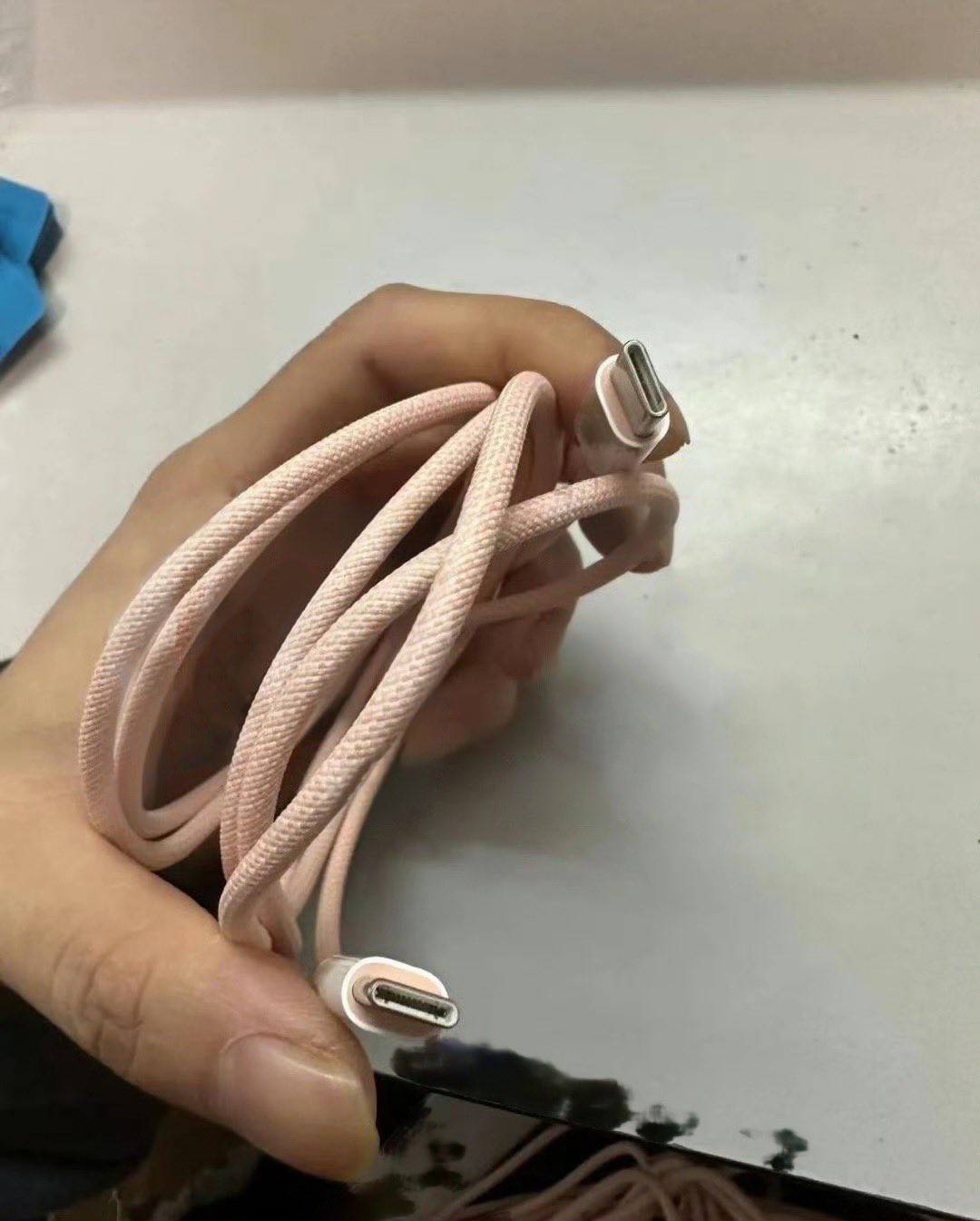 iPhone 15 或根據其顏色配上特定色彩的 USB-C 數據線 - 流動日報