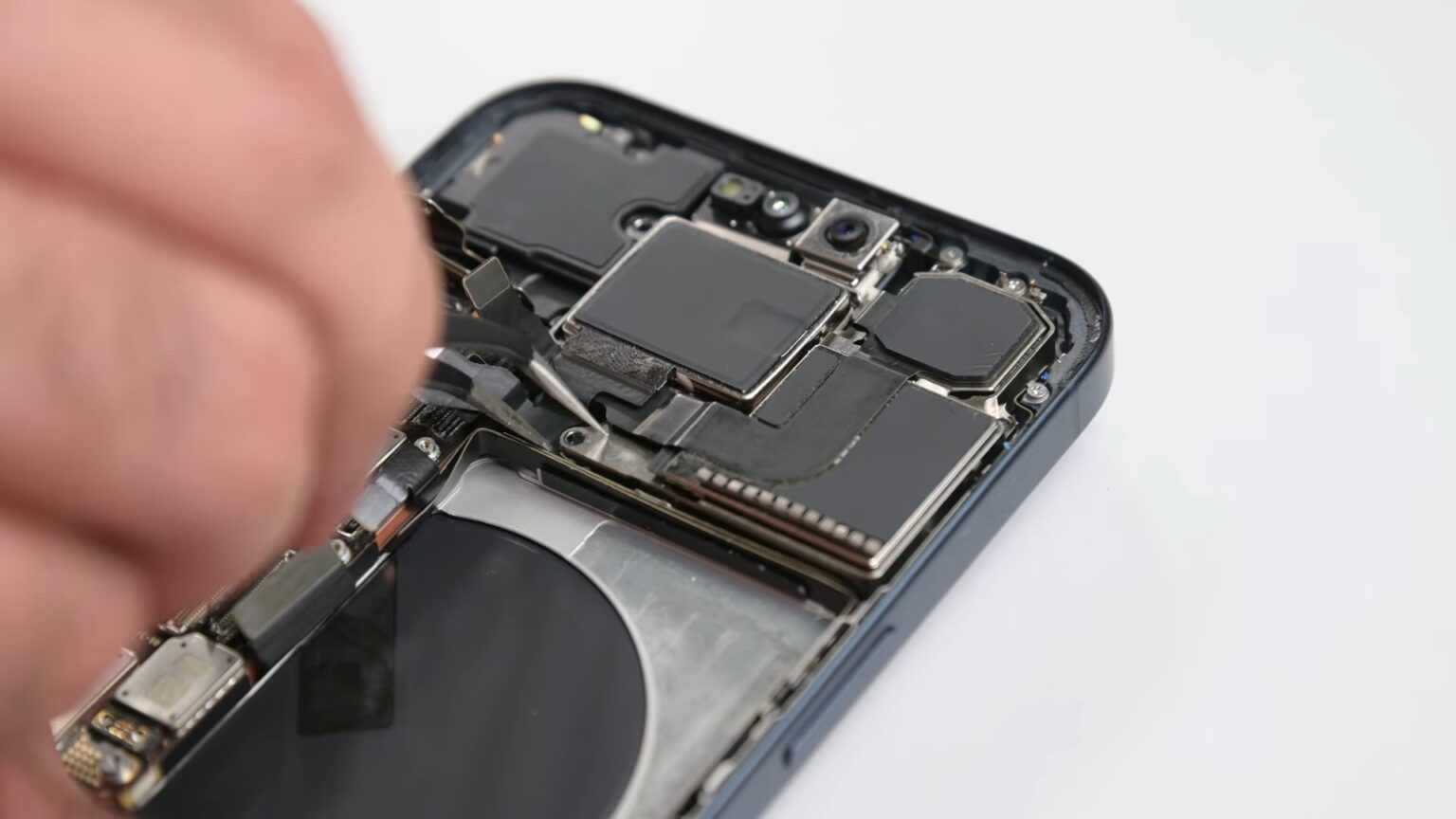 iFixit 解拆 iPhone 15 Pro Max 鈦金屬框架易留有刮痕 - 流動日報