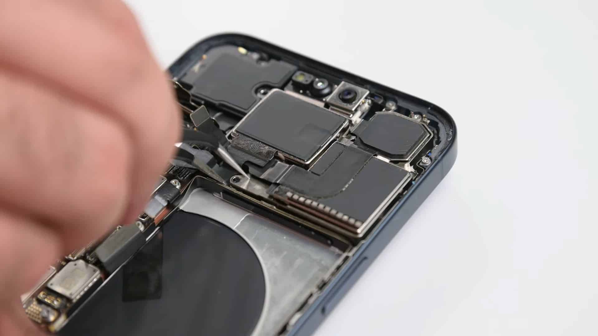 iFixit 解拆 iPhone 15 Pro Max 鈦金屬框架易留有刮痕 - 流動日報