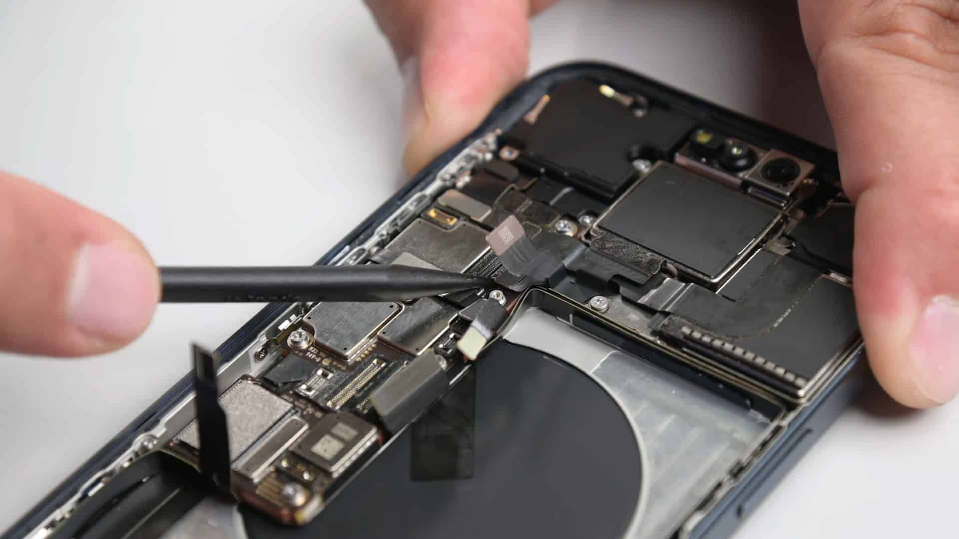 iFixit 解拆 iPhone 15 Pro Max 鈦金屬框架易留有刮痕 - 流動日報