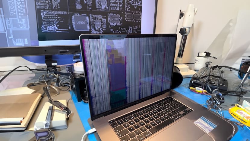 多款 MacBook Pro 螢幕出現紫色直線 兇手是灰塵？ - 流動日報
